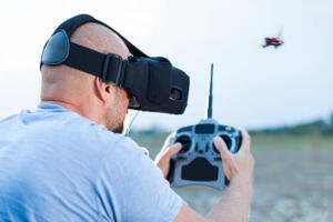 7 Best FPV Goggles For Drones [year] (Complete Buying Guide)